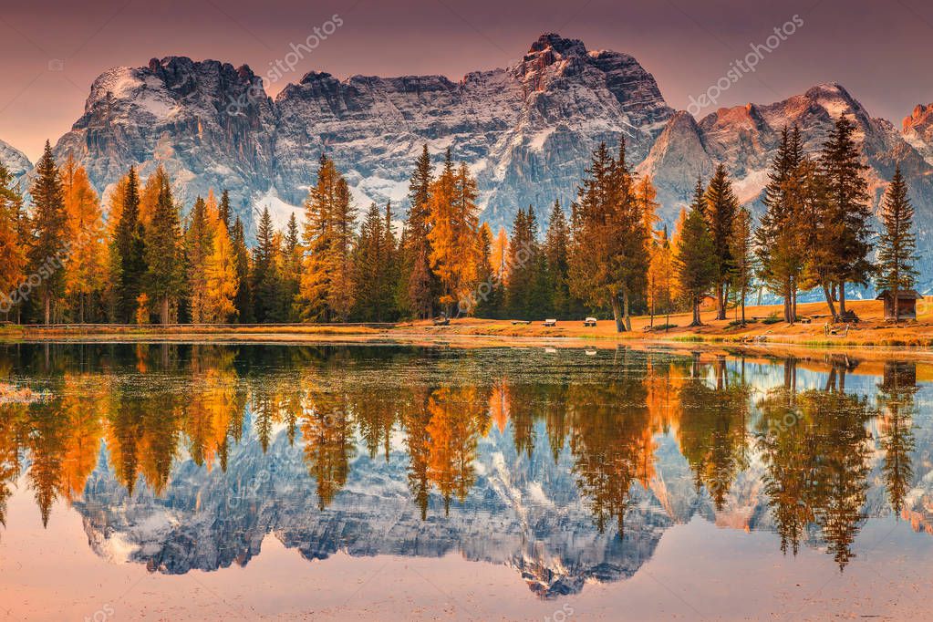 Lago mágico alpino en las montañas Dolomitas, lago Antorno, Italia ...