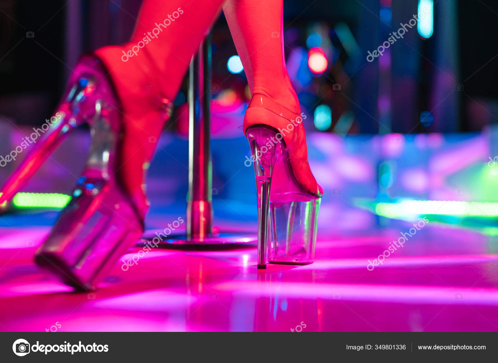 Talons De Femme Sexy Pole Dance Ou Strip Tease Pylône En Boîte De Nuit
