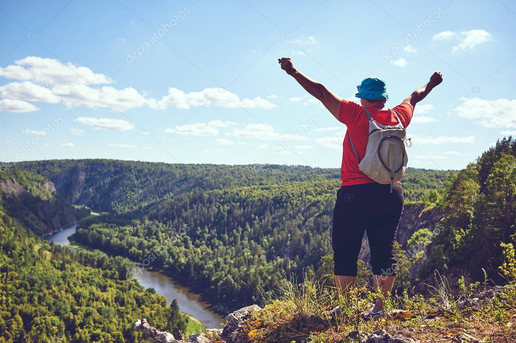 La mujer regordeta levantó las manos y se regocijó en subir a la ...