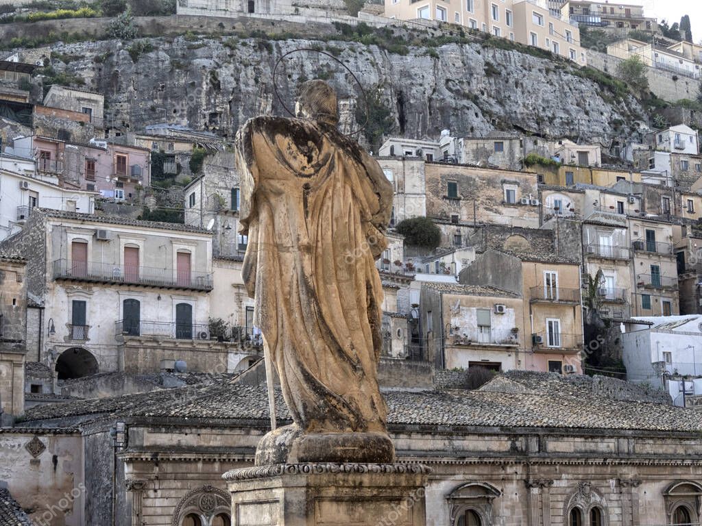Vista al centro histórico de la ciudad de Modica en Sicilia. Italia. 2022