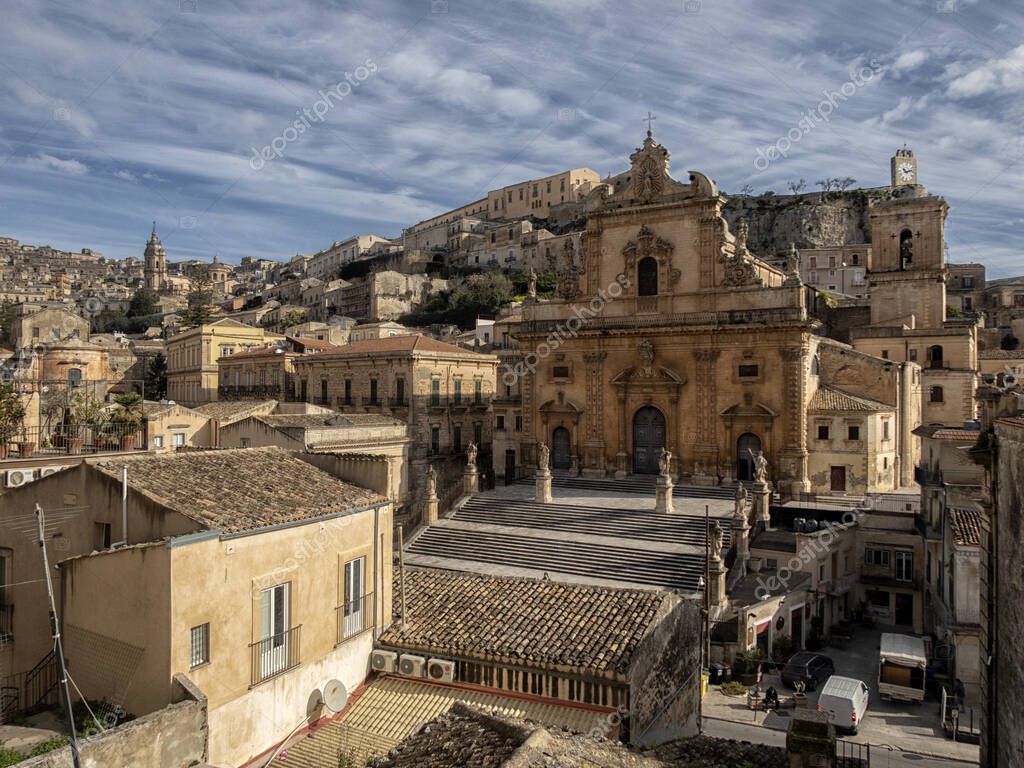 Vista al centro histórico de la ciudad de Modica en Sicilia. Italia. 2022