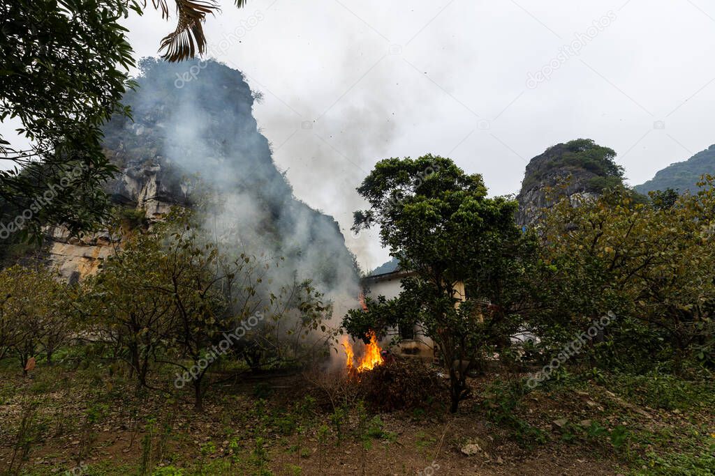 Fuego y humo en el paisaje de Ninh Binh 2022