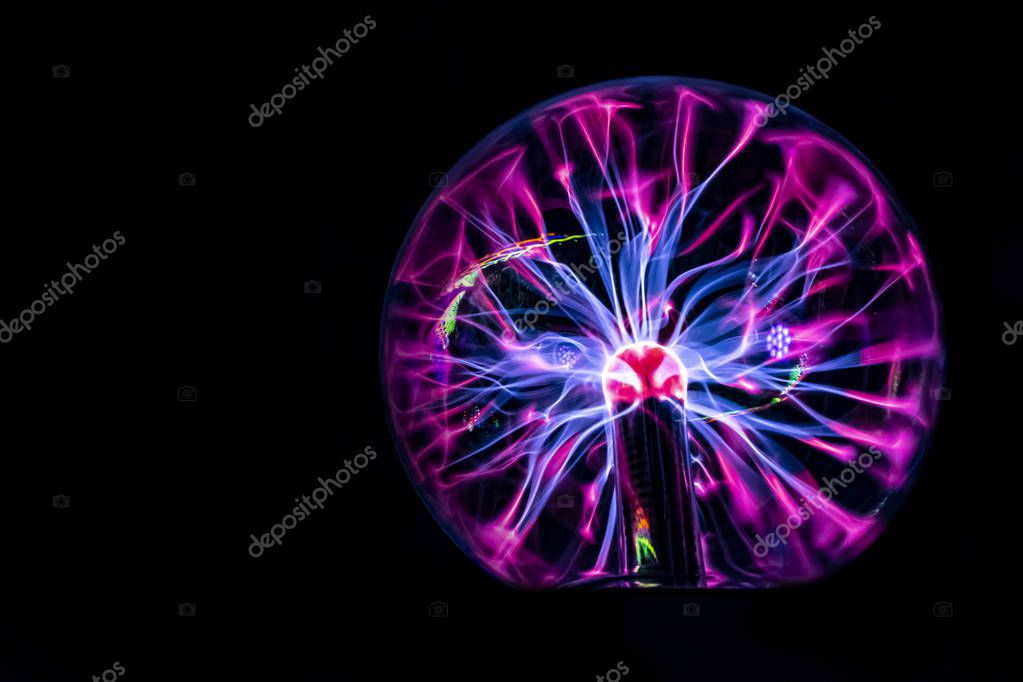 rayos y relámpagos rojos y azules sobre fondo negro, bola de plasma 2022