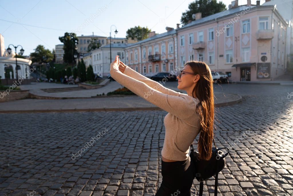 Retrato vista lateral de la hermosa chica morena en puestos de ropa ...