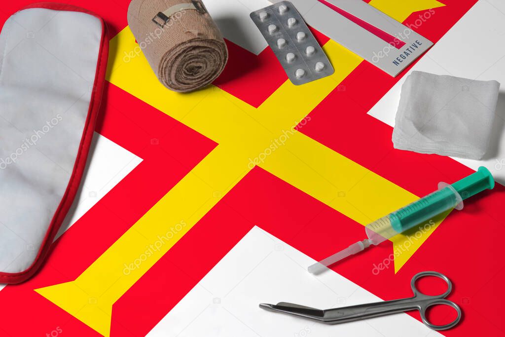 Bandera de Guernsey con botiquín de primeros auxilios sobre fondo de ...