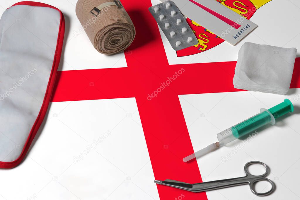 Bandera de Jersey con botiquín de primeros auxilios sobre fondo de mesa ...