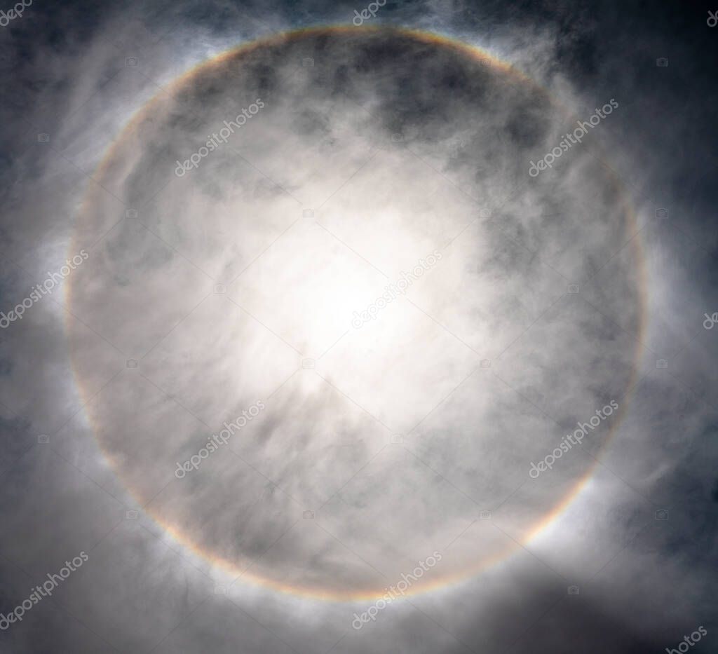 El Sol, con un halo asombroso alrededor del sol creado por la ...