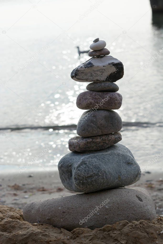 Piedras apiladas una encima de la otra en la playa con vista al mar en ...