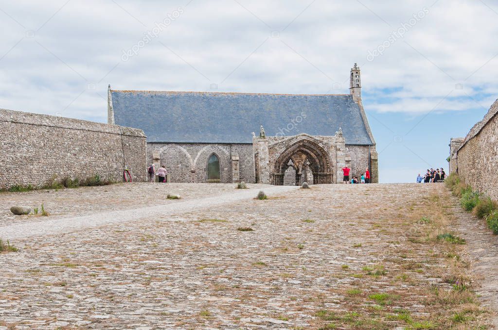 Faro de Saint-Mathieu y antigua abadía de Pointe Saint-Mathieu en ...