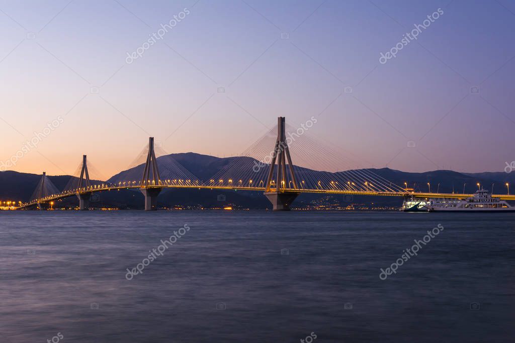 Vista del puente Río-Antirio al atardecer, Grecia. El puente de Río ...
