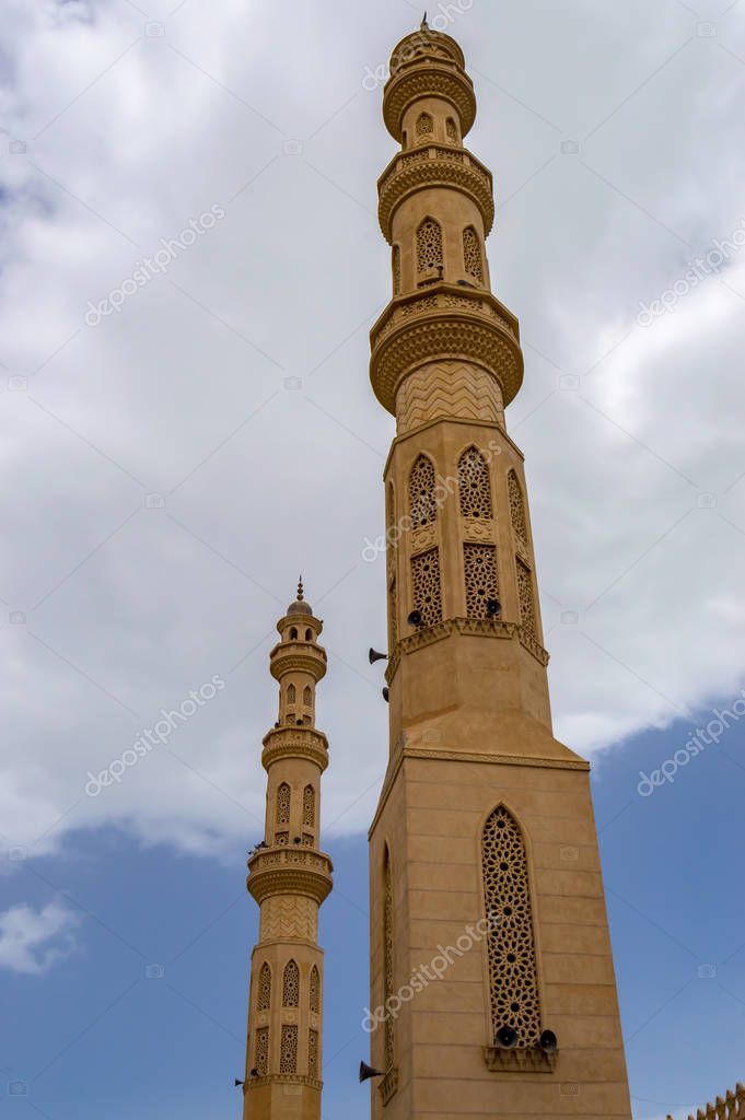 Vista de los minaretes de la Mezquita Al Mina Masjid en la ciudad ...