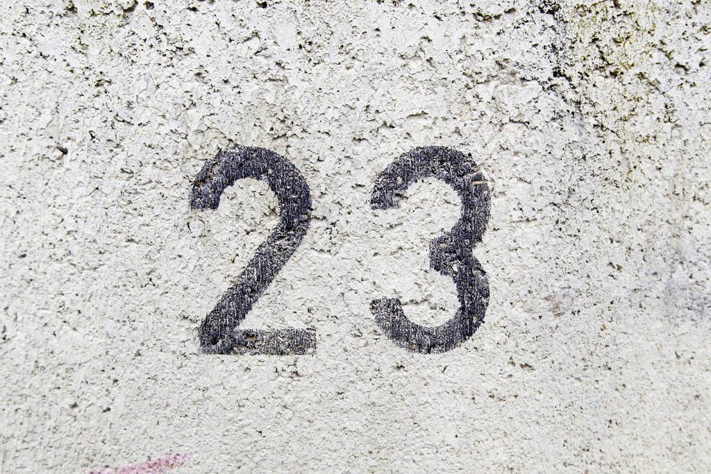 Número veintitrés en una pared, detalle de un número impar de ...