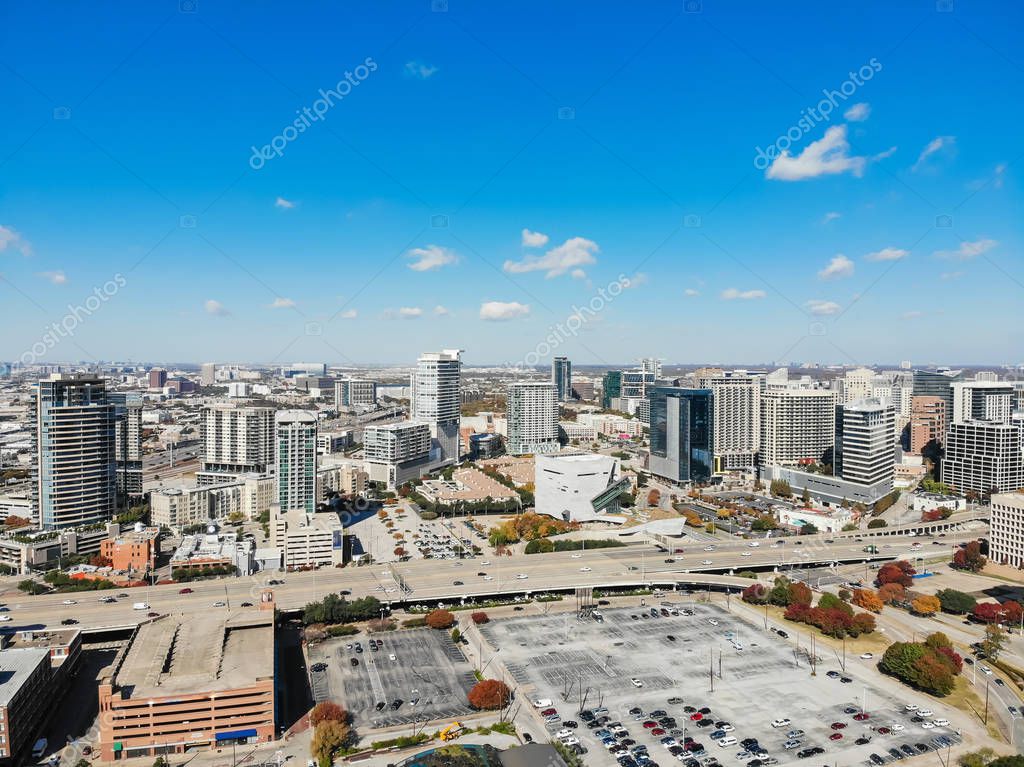 Vista aérea del dron hacia el centro de Dallas, Texas durante el ...