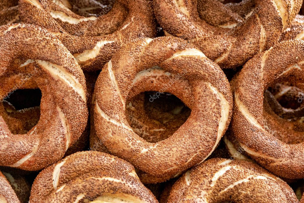 Simit, un pan circular, típicamente incrustado con semillas de sésamo ...