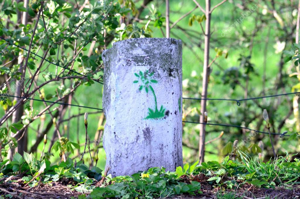 Un hito también se conoce como demarcación, hito o Bannstein. Es la ...