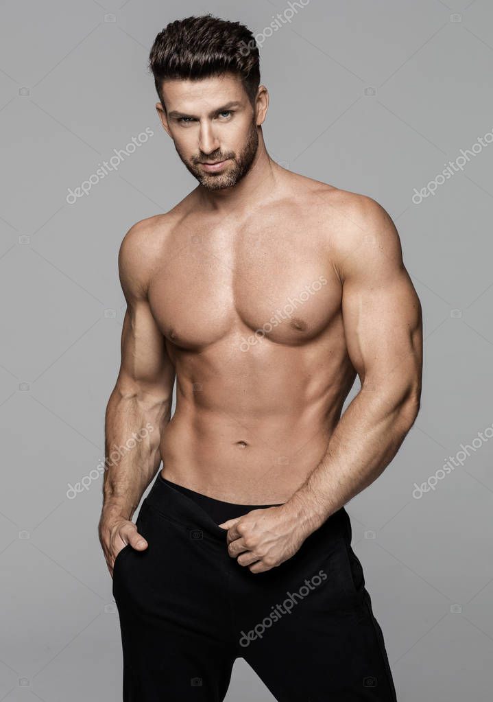 Eignung männliches Model posiert — Stockfoto © kiuikson #169218120