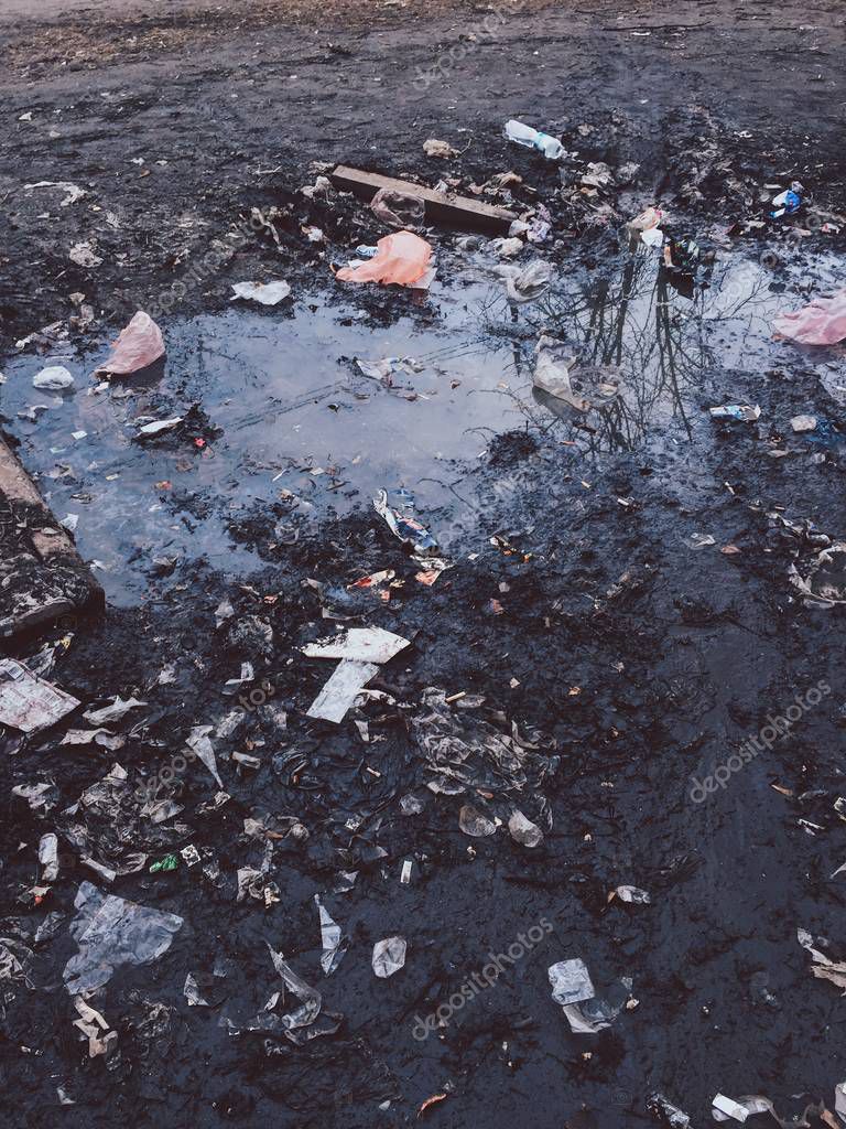 Puddle con riña en la calle. Contaminación ambiental 2022