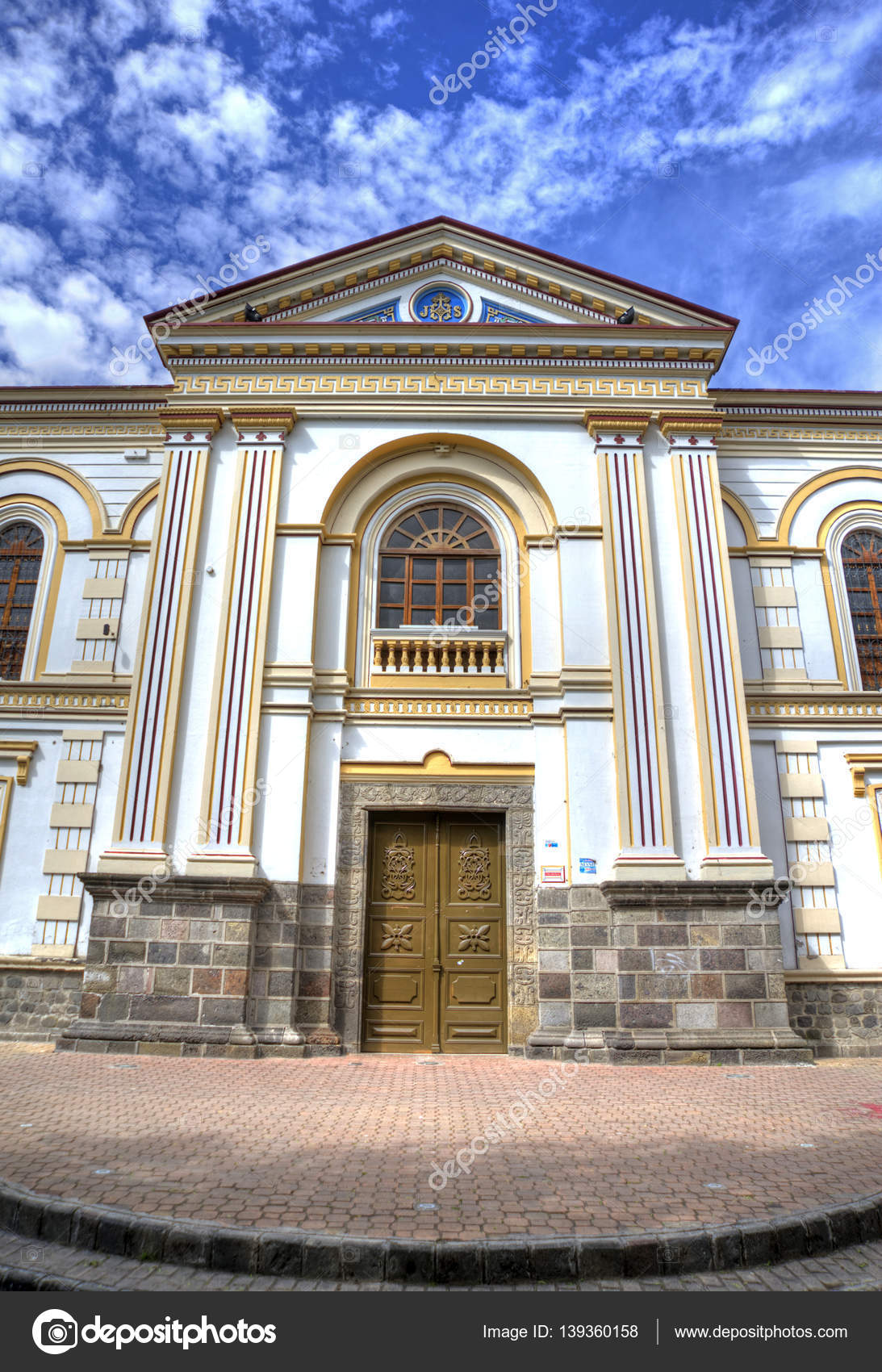 Antigua fachada del edificio colonial — Foto de stock #139360158 ...