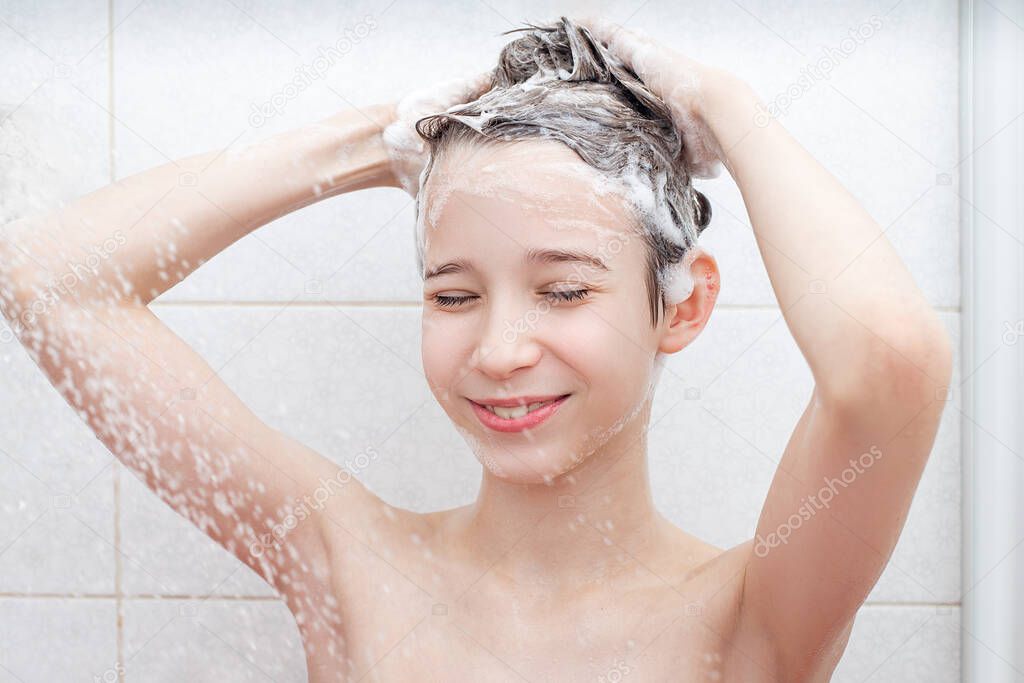 Feliz Adolescente Se Lava La Cabeza En La Ducha El Pelo Y Las Manos En La Espuma El Agua Sale