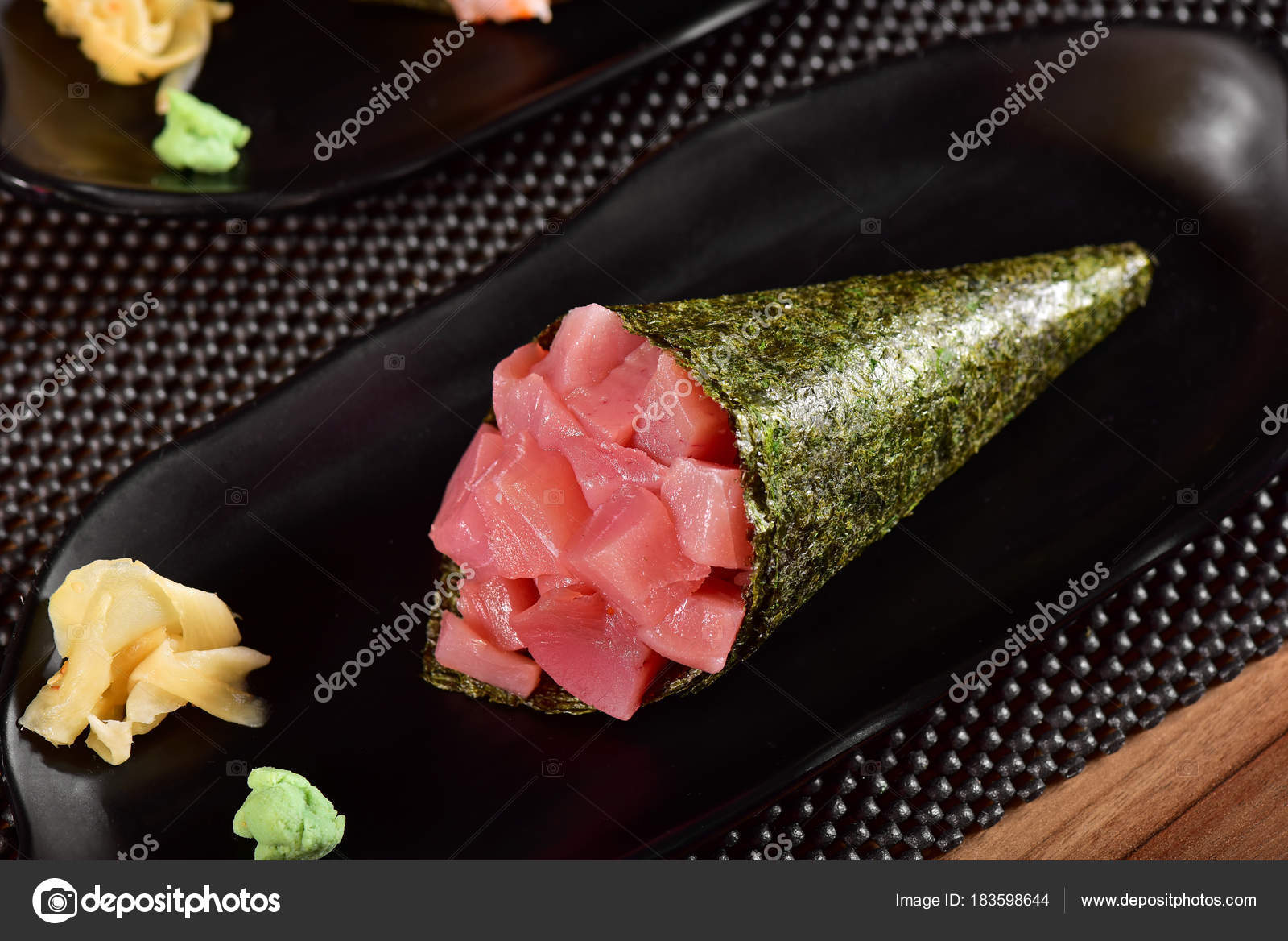 Atum Temaki Sushi Mesa Restaurante — Foto © MKPK #183598644