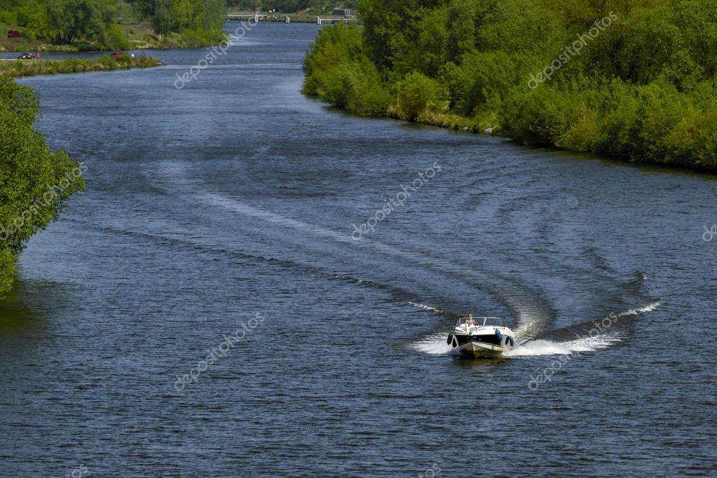 Crucero en el río por la tarde de verano en lancha rápida. Orillas del ...