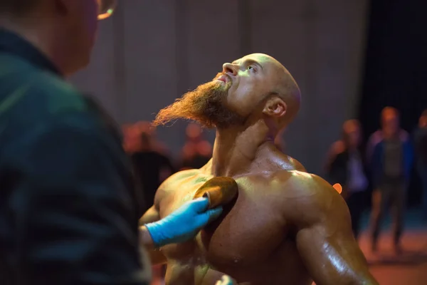 Bodybuilding competition backstage: contestant being oiled and fake tan ...