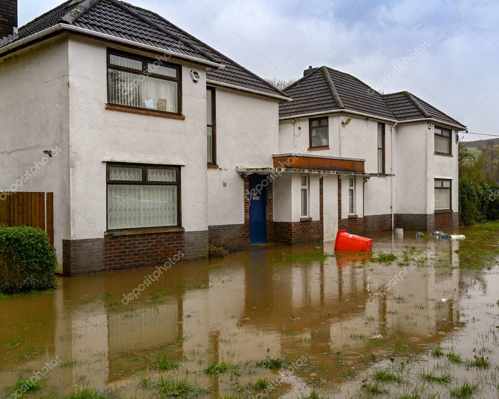 TREFOREST, CARDIFF CERCA, WALES - FEBRERO 2020: Inundado jardín de una ...