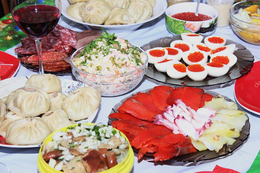 Mesa de fiesta rusa con mariscos y caviar de salmón. 2023
