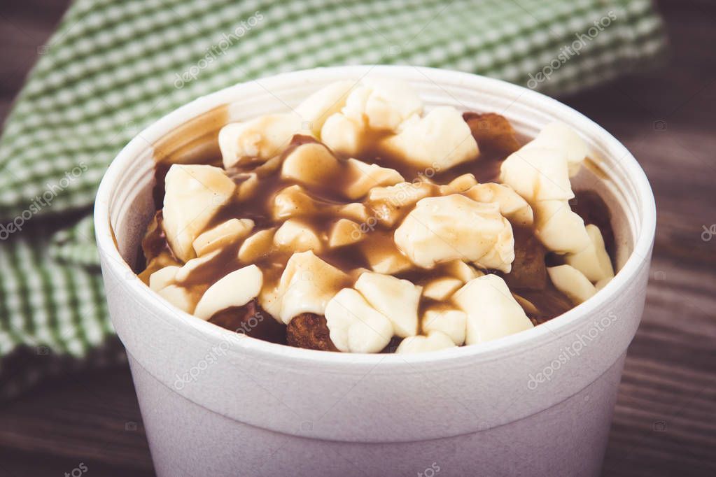 Poutine Quebec comida rápida con papas fritas, queso cuajada y 2024