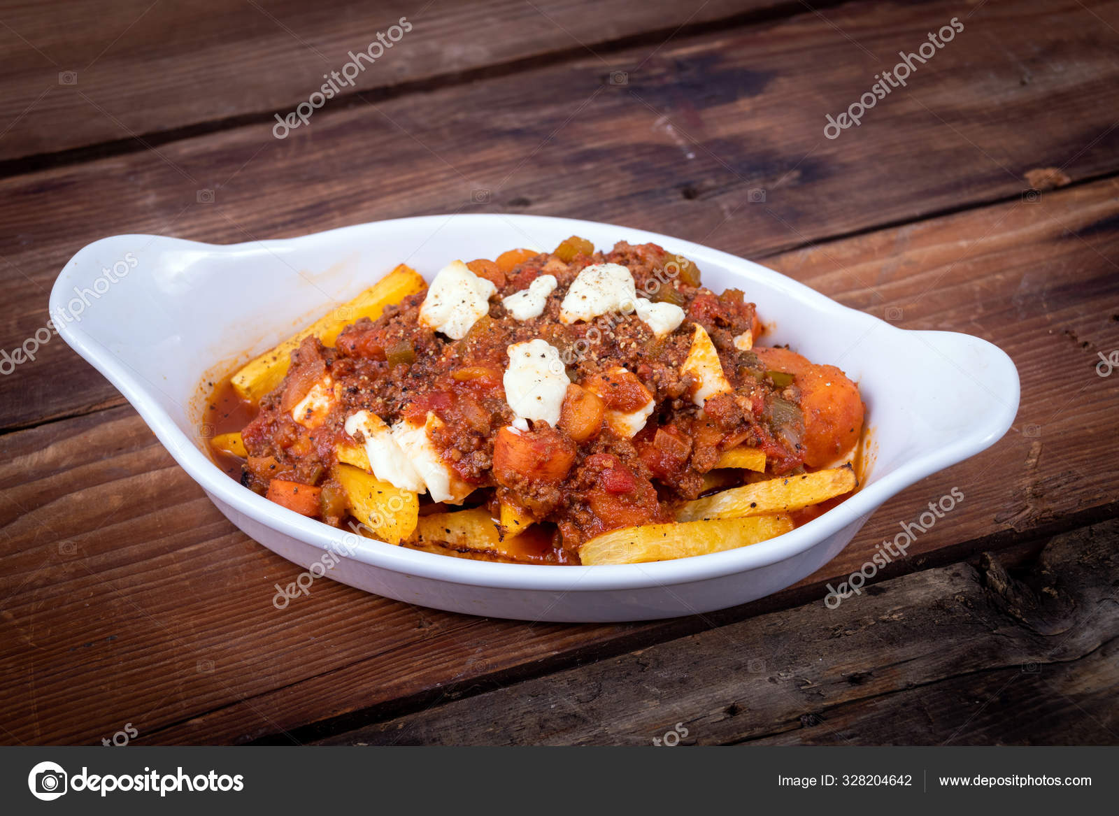 Poutine italienne aux frites de panais au four — Photo de stock par ...