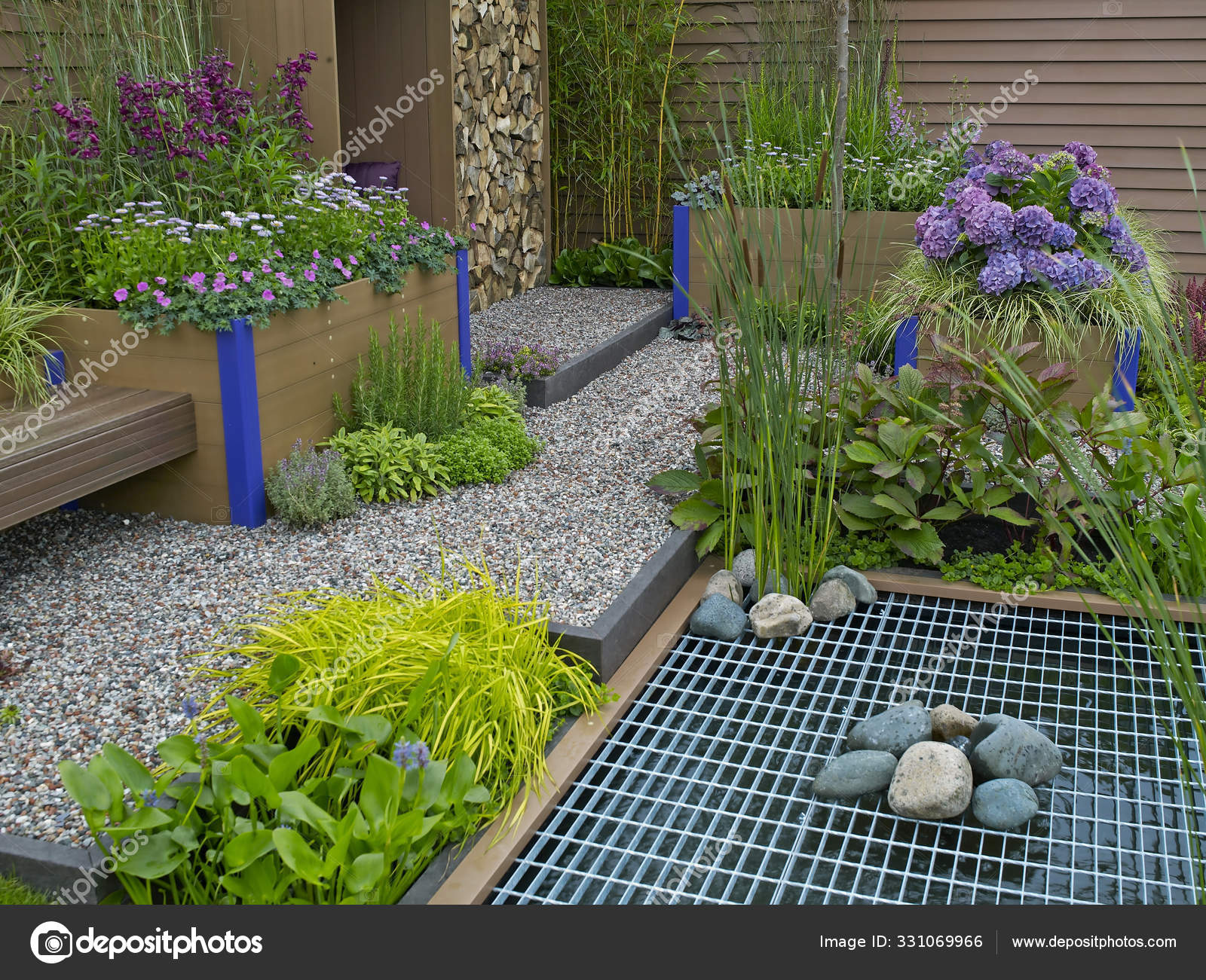 Un moderno jardín ambiental diseñado para hacer frente a las condiciones climáticas extremas y ...