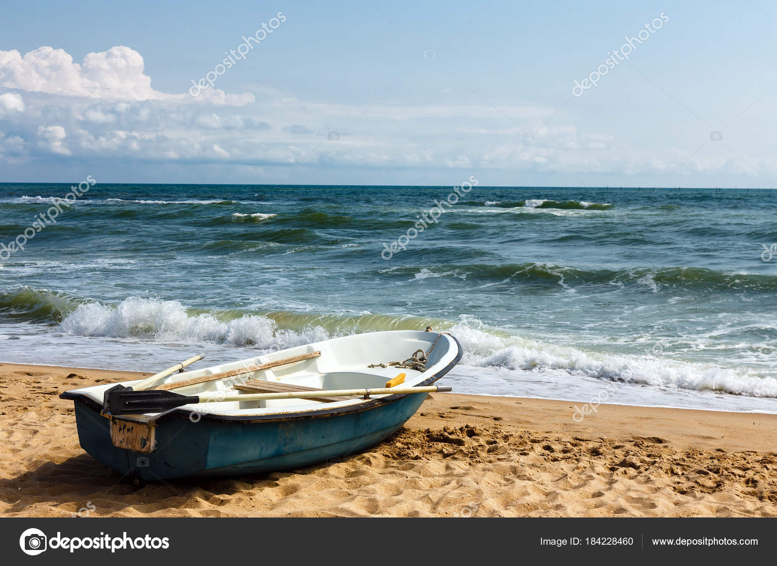 Vieille barque sur la plage de sable. Par temps venteux, vagues dans la ...