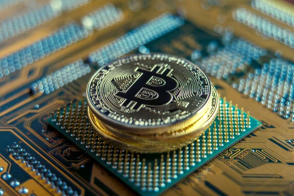 Moneda Bitcoin en el tablero electrónico. Criptomoneda minera. El concepto de blockchain de ...
