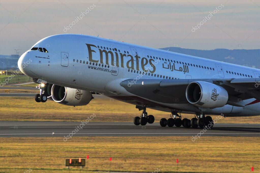 Avión de avión Airbus A380 despegando, Vuelo regular de Emiratos desde el aeropuerto de Viena. 2022