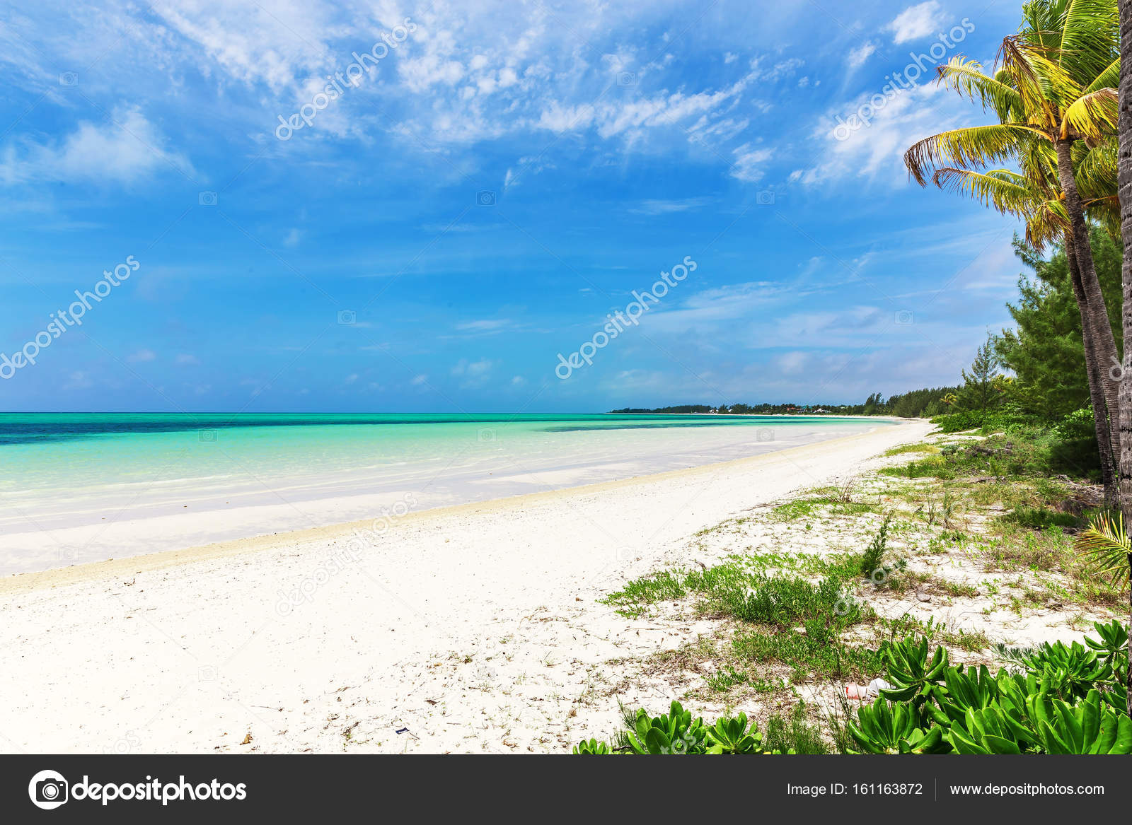 Beautiful beach in Bahamas, caribbean ocean and idyllic islands in a ...