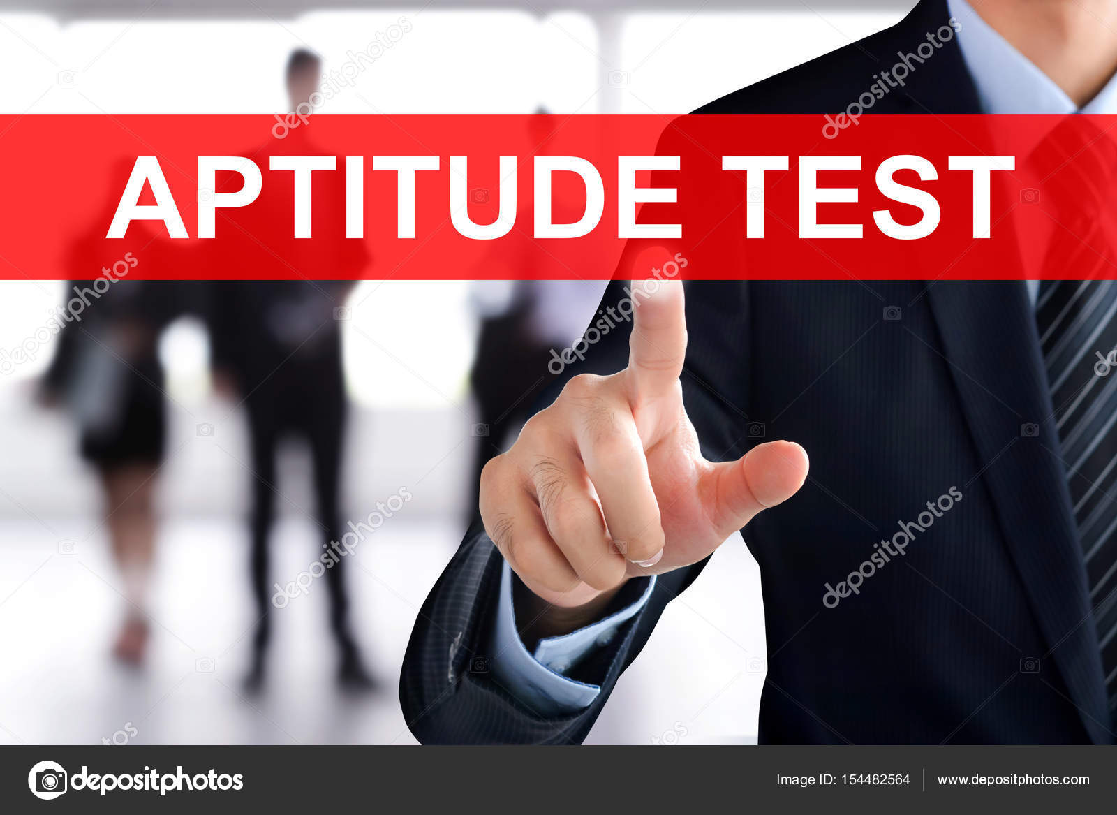Fotos de Empresario mano tocando la pestaña APTITUDE TEST en la ...