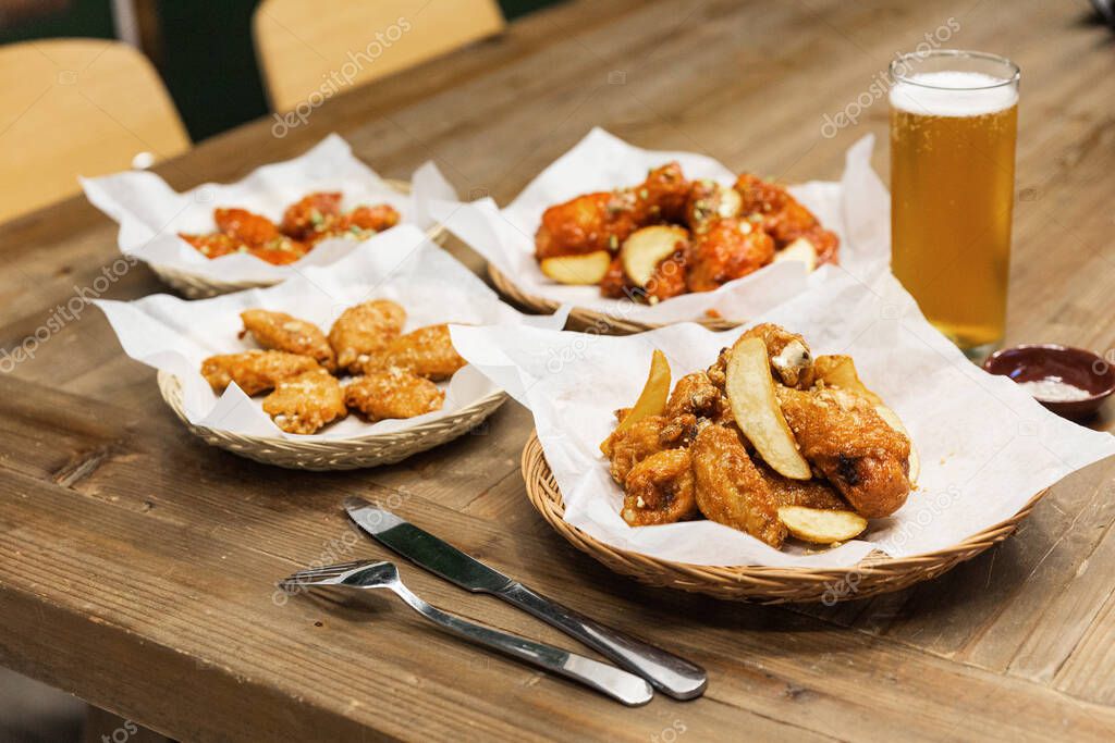 Alas de pollo frito de ajo coreano crujiente dorado (Huraideu-Chikin básico) servido papa frita ...