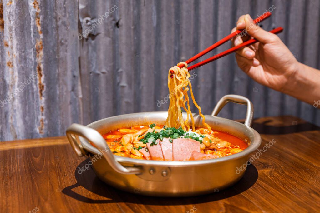 Mano pellizcando fideos con palillos. Sopa tradicional de ramen coreano ...