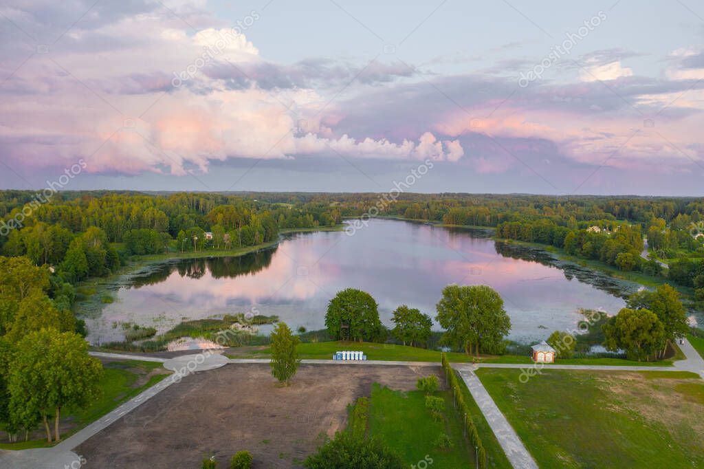 A Aglona peque a ciudad y hermosos lagos Latgale en verano. Reflexi n ...
