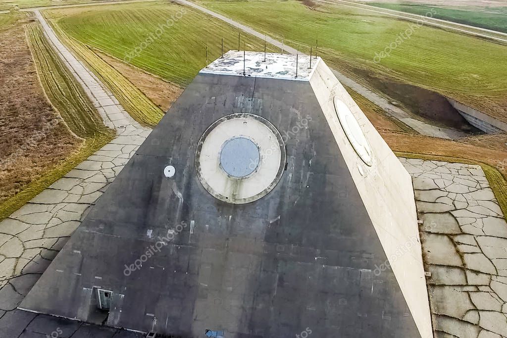 La construcción del radar de radio en forma de pirámide en la base ...