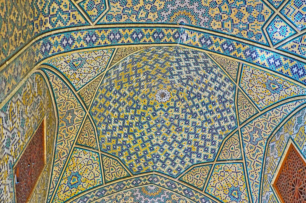 La cúpula estelar en Chaharbagh madraseh, Isfahán, Irán 2024