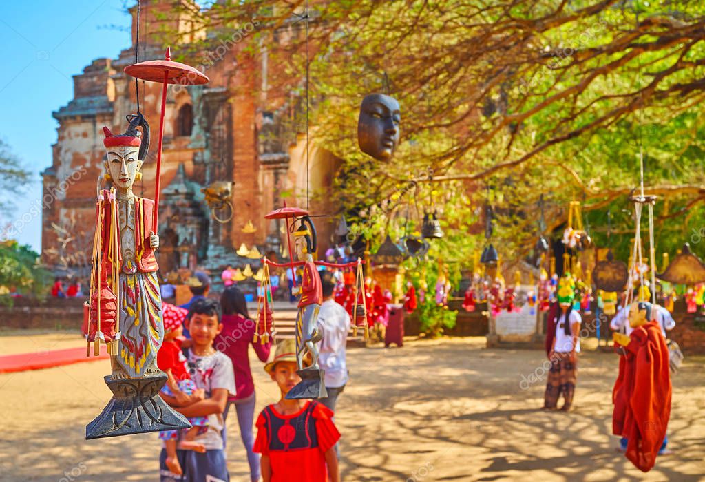 Marionetas tradicionales en el Templo Dhammayangyi, Bagan, Myanmar 2022