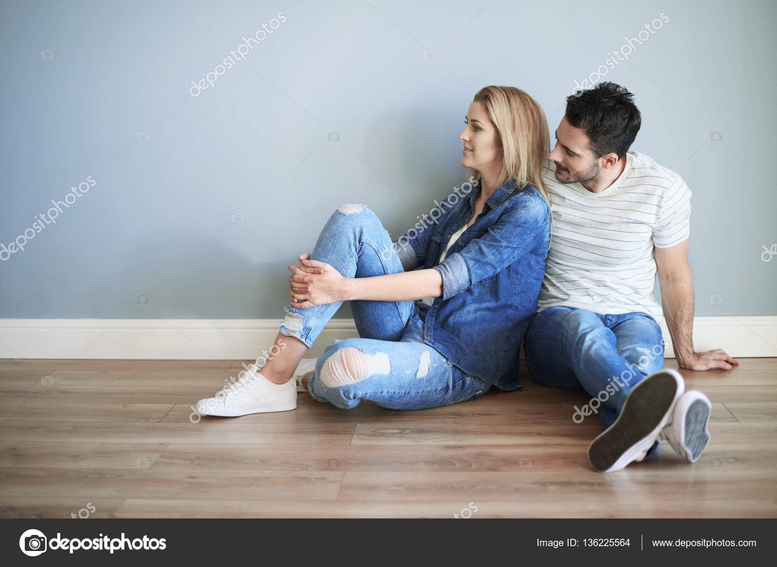 Couple sitting on floor and hugging Stock Photo by ©gpointstudio 136225564
