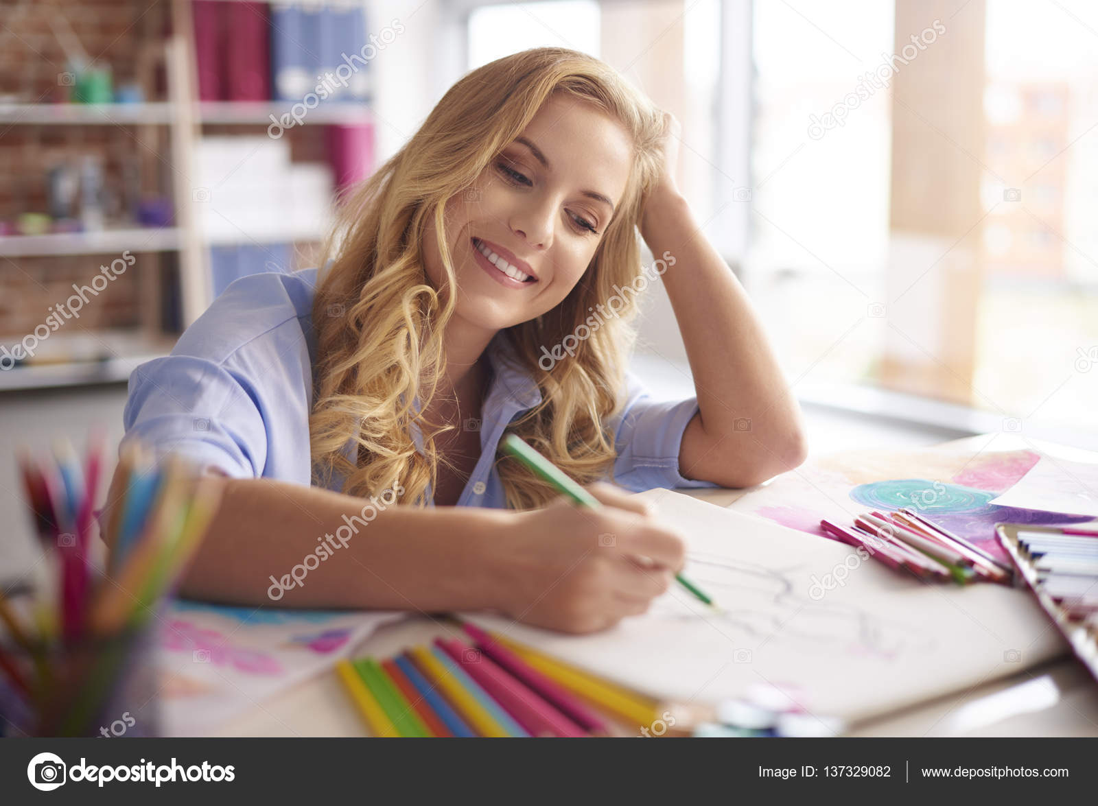 Woman Drawing picture — Stock Photo © gpointstudio #137329082