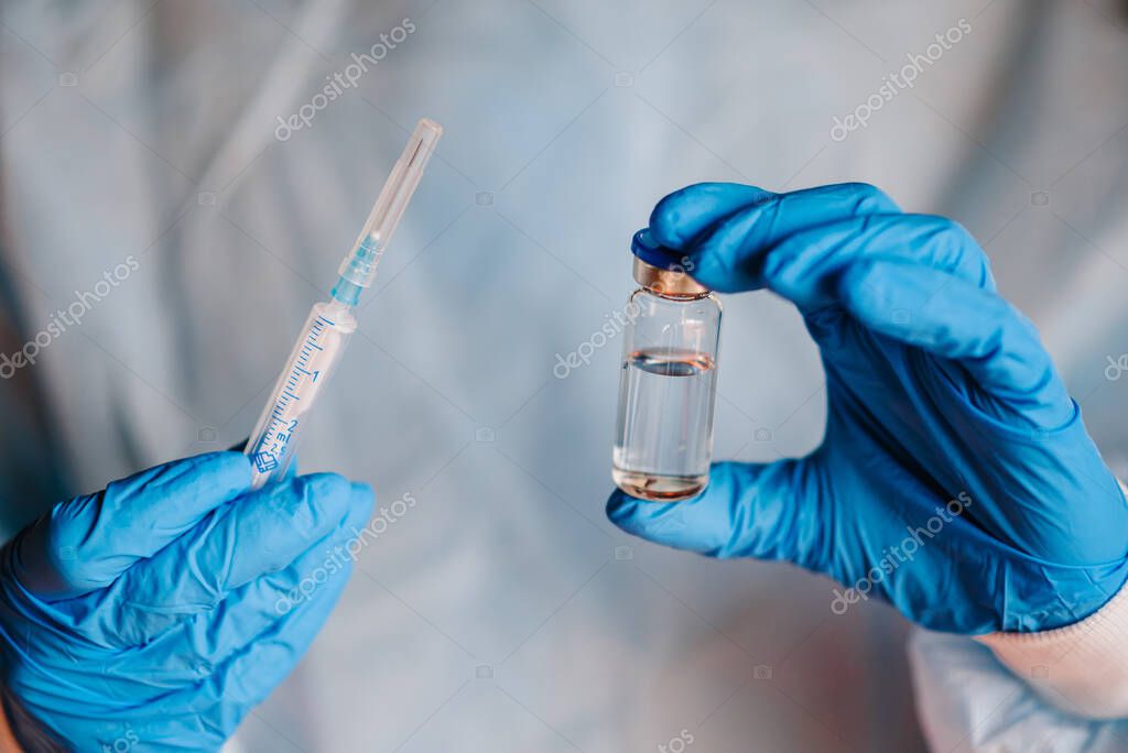 Médico, enfermero, científico, mano en guantes de nitrilo azul con ...