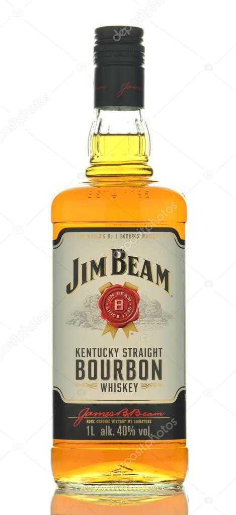 Whisky bourbon Jim Beam aislado sobre fondo blanco. 2023