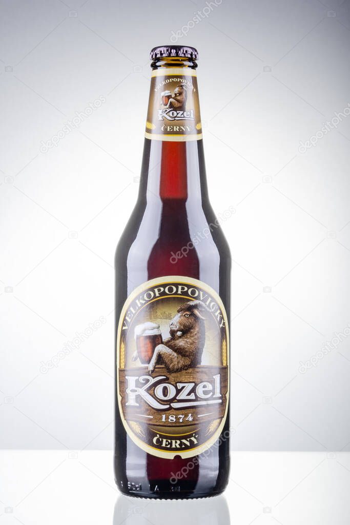 Velkopovicky Kozel cerveza aislada sobre fondo blanco. La cerveza Kozel ... Velkopovicky Kozel cerveza aislada sobre fondo blanco. La cerveza Kozel ...