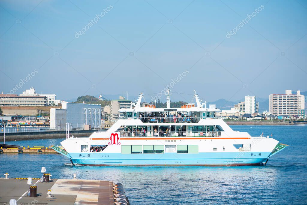 HIROSHIMA JAPÓN - 11 de noviembre de 2018: Barco de ferries que cruza ...
