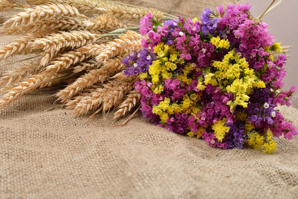 Ramo seco coloreado y y espigas secas de trigo en yute bac rústico 2023