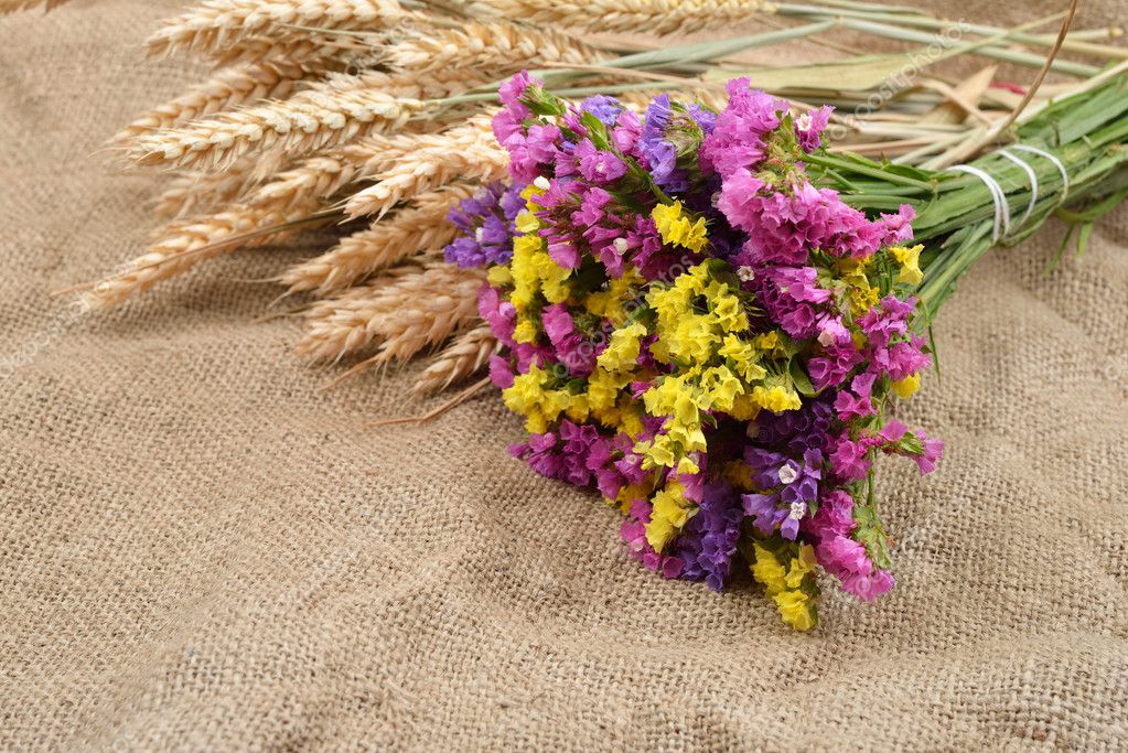 Ramo seco coloreado y y espigas secas de trigo en yute bac rústico 2023